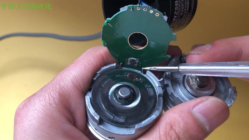 讲下增量型旋转编码器的工作原理,再拆开一个编码器看看内部构造