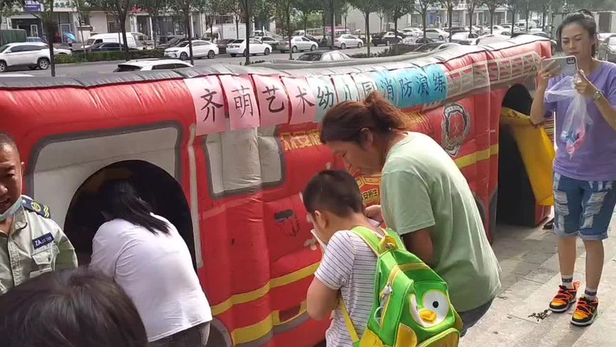幼儿园家长和孩子们消防演习,宣传消防安全意识,保护好自己