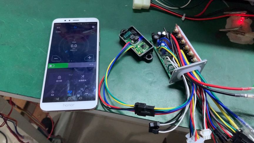 测试可以用手机APP控制的控制器,功能齐全,定位,里程,速度等