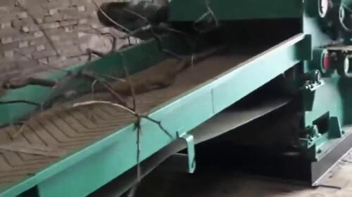 牛人改装的建筑模版粉碎机,把树枝放上去以后,没想到切割功能一览无余!