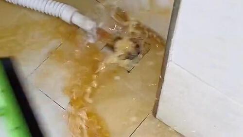 洗衣机排水管直接插在下水道里,容易返水出来,套个弯头地漏吧!