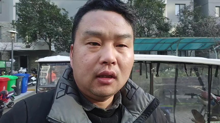 防水没做好导致房间踢脚线发霉,用专业仪器检测一下