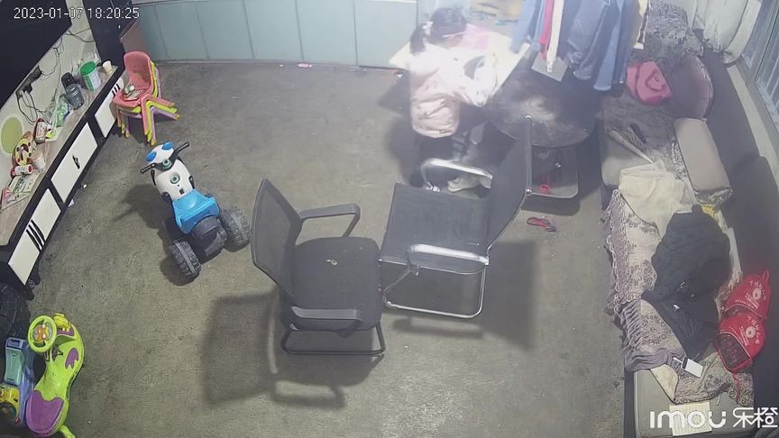 #监控下的画面 电视砸了,电脑砸了,房子都要被拆掉,惊不惊喜