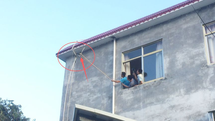 家里的下水管漏水了,坏处在三楼屋檐底,你看这样接能行吗?