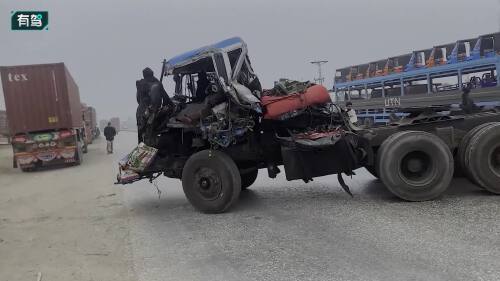 报废大卡车想不到还能开走,重新钣金维修校正大梁,活干得还可以