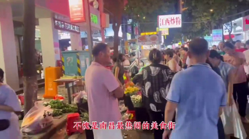 不愧是南昌大士院美食一条街,走路都要看着脚下,太多人了