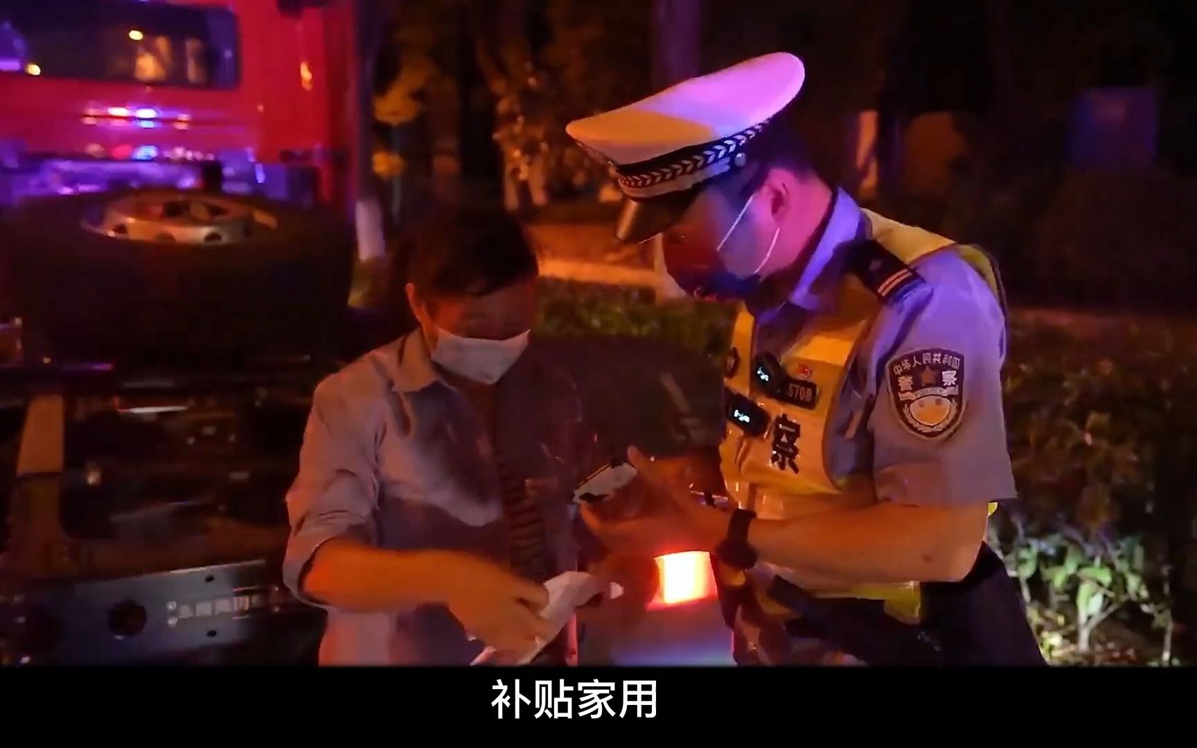 50多岁的阿姨运送大卡车半夜迷路急哭,随后交警的做法让人忍不住点赞