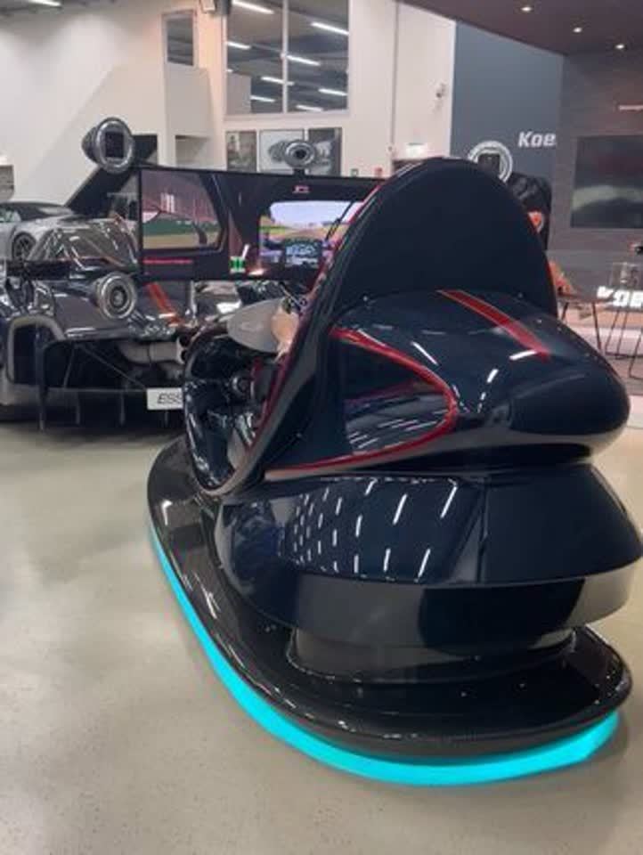 下了飞机行李都没放就去拿拿,开模拟器练习要跑的赛道 看得出来下周...