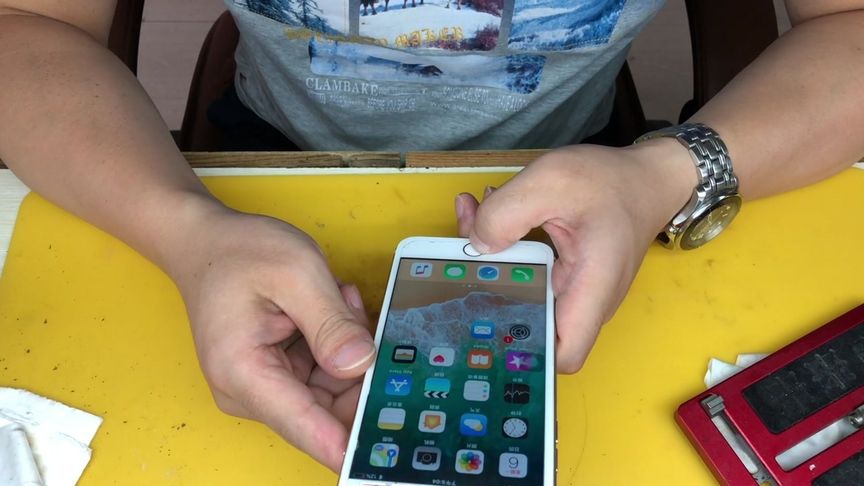 苹果6p摄像头抖动 不读卡维修 原因很简单