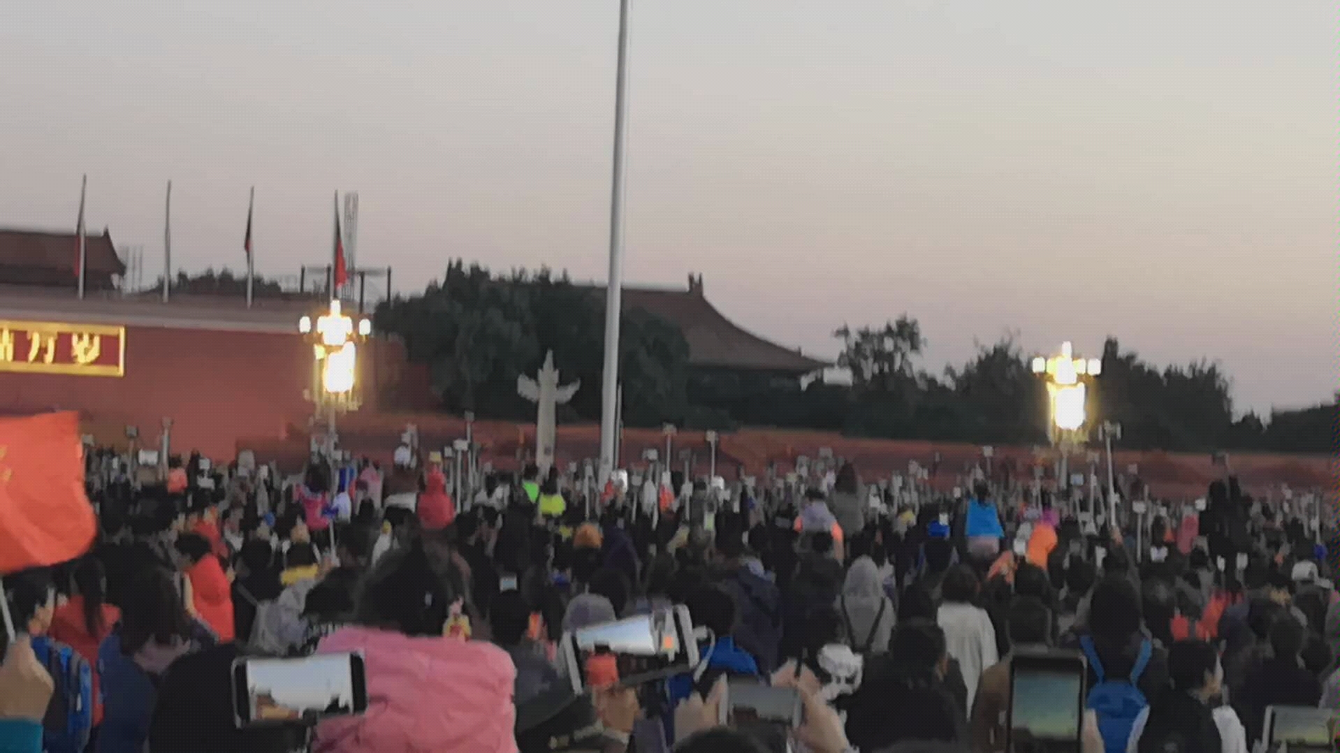 10月1日天安门广场升旗仪式!天坛公园里可爱的小松鼠(๑•́ωก̀๑)