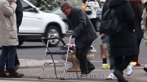 日本发明行走辅助器,老人穿上走路变利索,上楼再也不费劲!