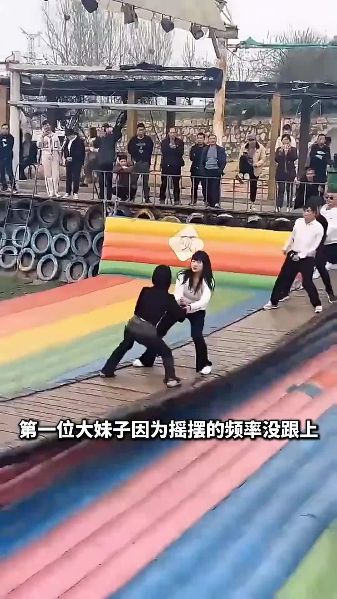 网红摇摇桥背后的物理学! #知识科普 #冷知识