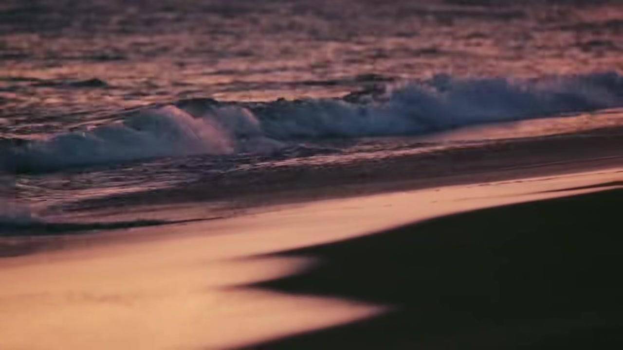 读书,是抵御生命虚无的铠甲,是通往精神自由的桥梁。推动全民阅读,让...