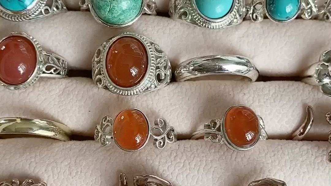 贝曼学院开设的课程有:珠宝设计、3D电脑绘图、雕蜡、纯手工制作、...