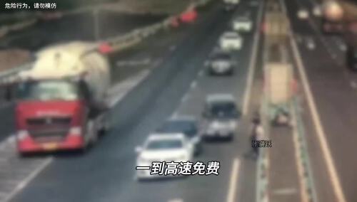高速交通事故,第一时间把车挪到应急车道,人员撤离到护栏之外