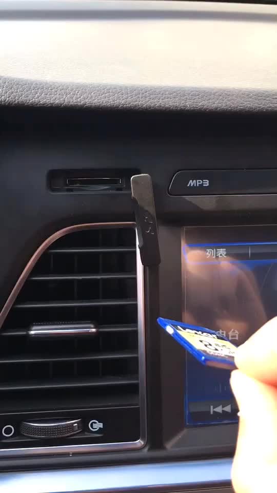 放入SD卡的方式演示【来自懂车帝车友圈】