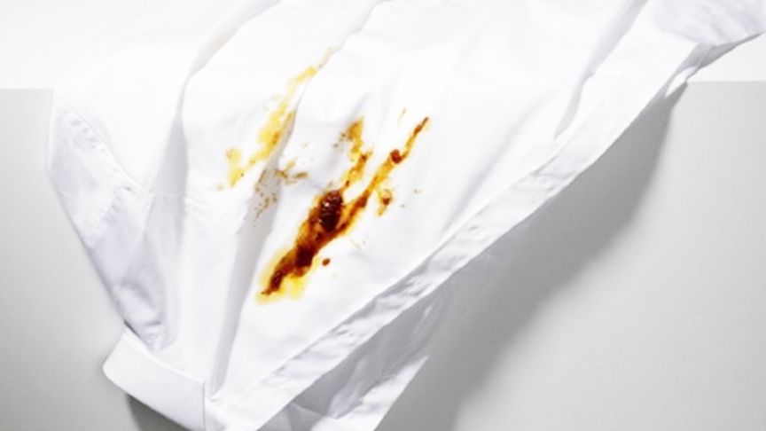 衣服上油污洗不掉?教你不用一滴洗衣液,用它搓几下就搞定