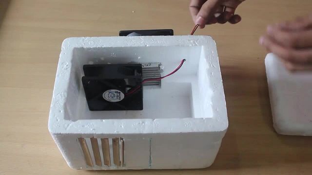 小伙用半导体制冷片制作的空调,我想问,这样真的能降温吗?