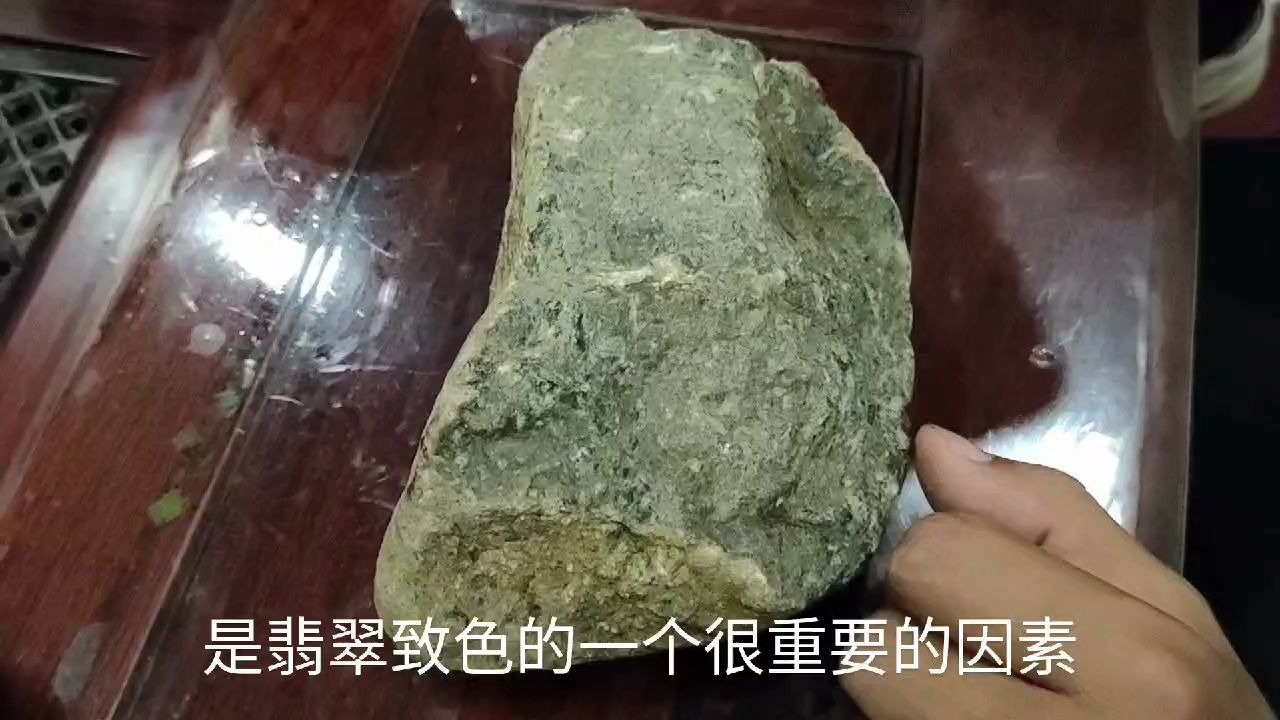 诚玉翡翠原石俊带大家分析翡翠中的藓与致色的关系