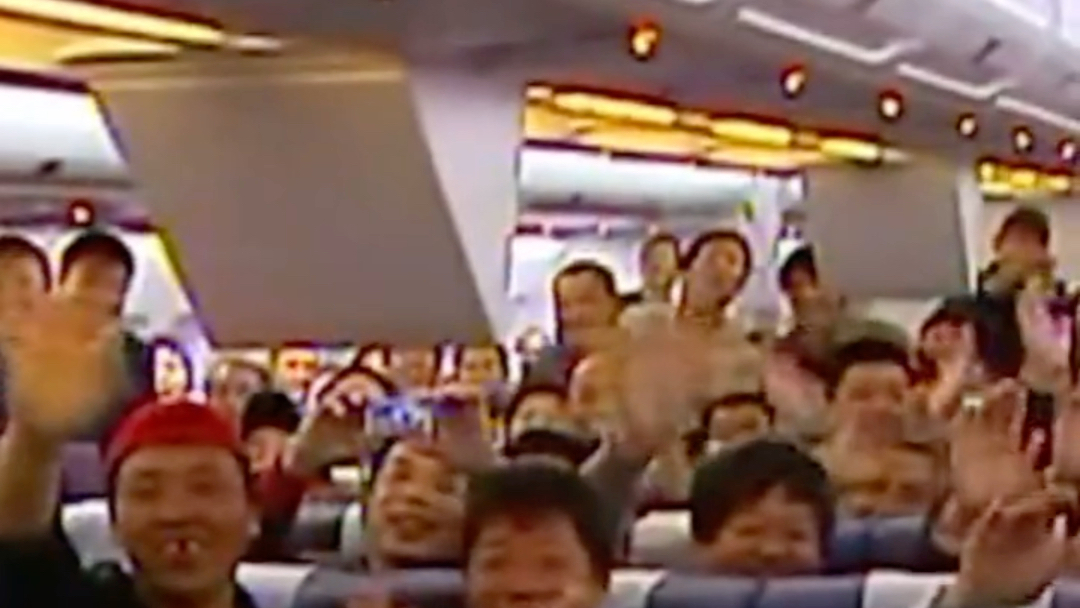 “中国护照掉了?没关系,会唱国歌就行!”空姐讲述真实的撤侨故事