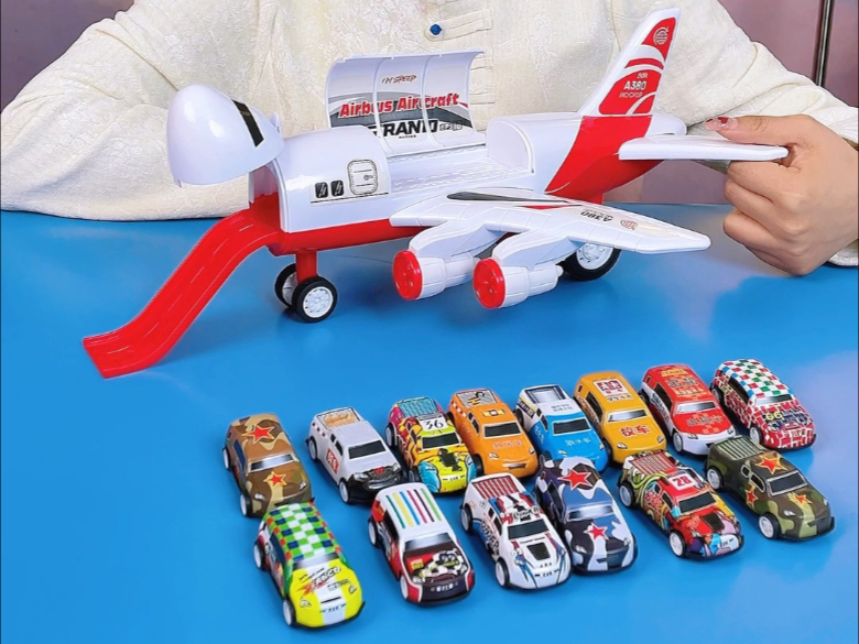 大飞机来了,里面还有好多小汽车呢