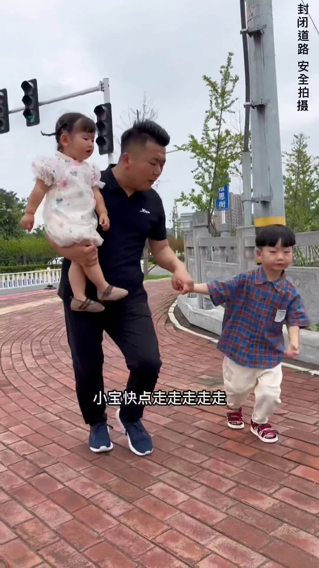 大眼睛眨呀眨 路口要看红绿灯 你们可要遵守交通规则