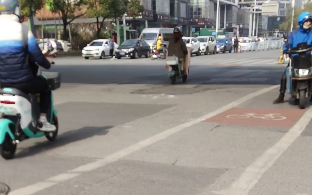 ...没跑外卖前想买电动摩托车,要200公里续航的。后面发现电动自行车...