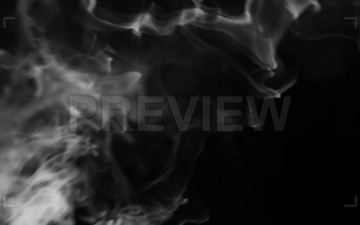黑色背景上流动的薄薄的白色烟雾实拍视频素材