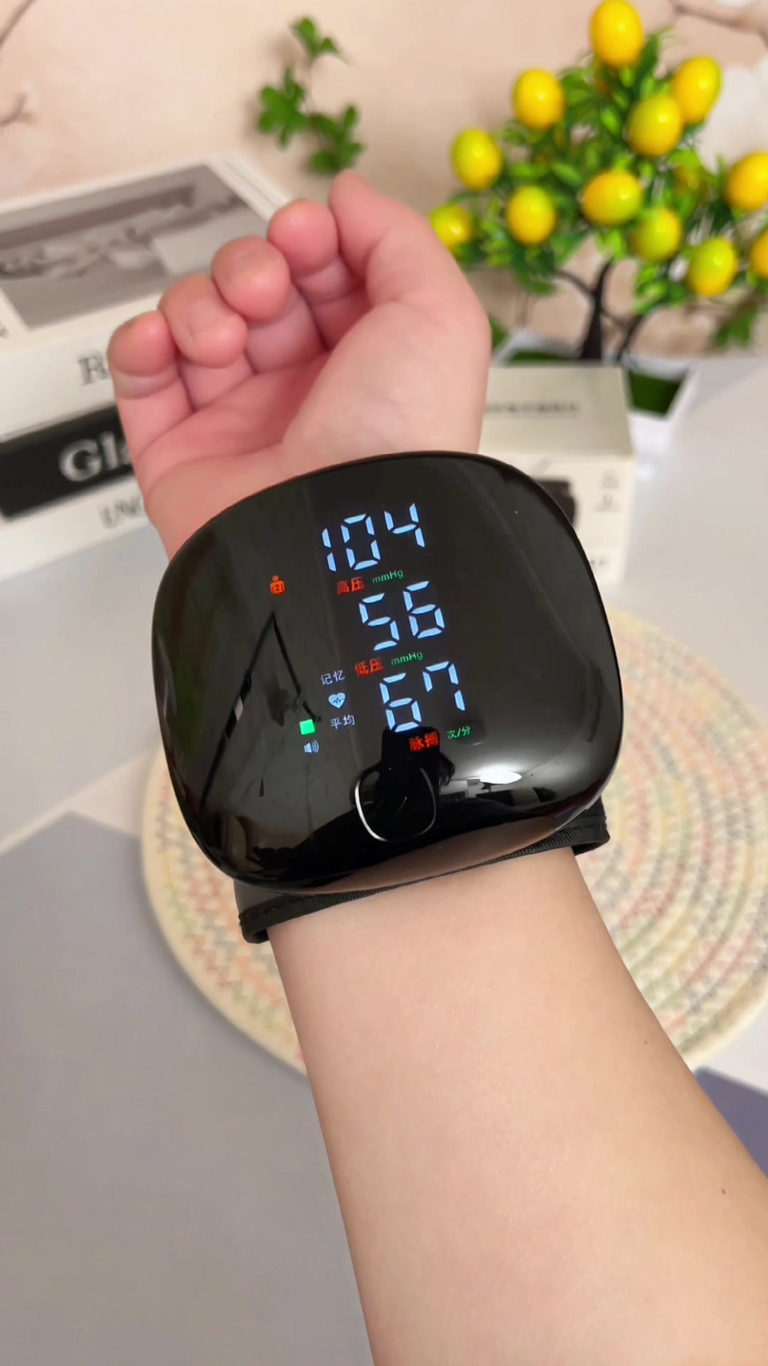 手腕式医用电子血压计,随时随地监测血压很方便#血压计 #高血压#测...