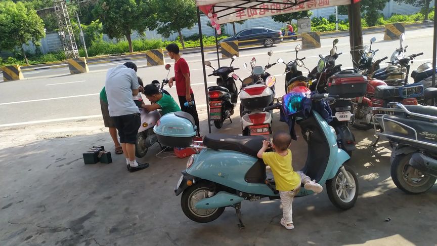 去年新买的电动车还不到一年时间,电池就坏现在换新的