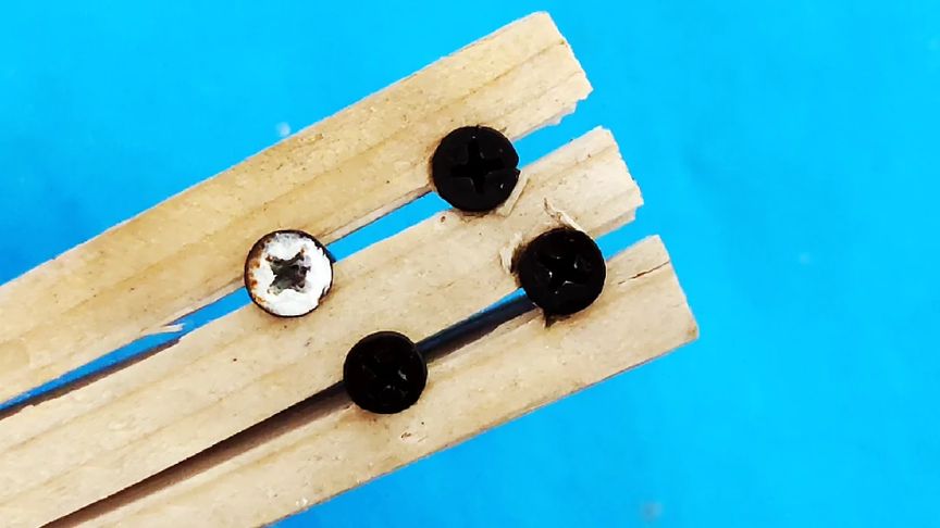 木板一拧螺丝就开裂怎么办?老电工教你故意剪断螺丝尖,轻松上紧