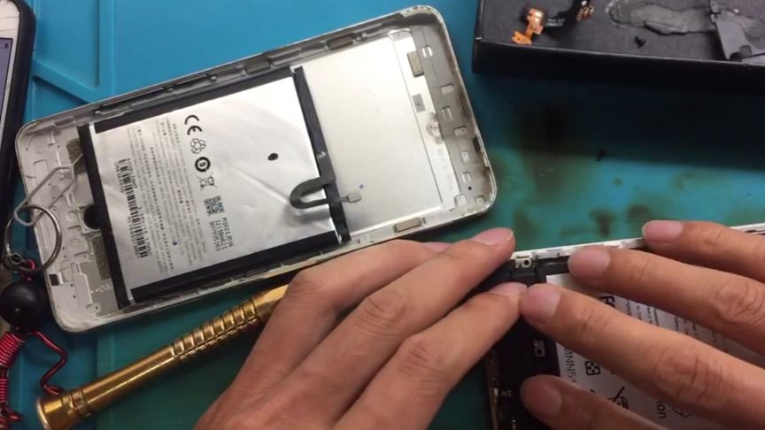 魅蓝note5电池报废,拆机更换小技巧,步骤简单你也能做