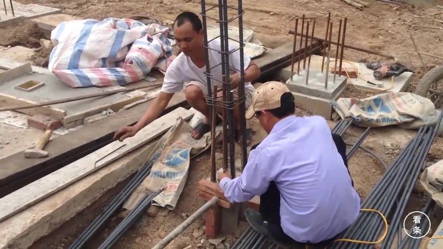 农村自建房水泥柱浇筑,现在的模板已经这么便捷了,比用木头强多了