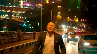 从你的全世界路过:猪头夜晚疯狂追车,只为听心爱女人的一句话