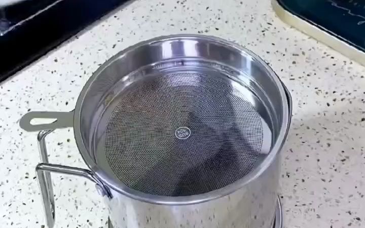 304不锈钢油壶,家用带滤网储油罐壶,带盖油瓶厨房过滤油罐滤油!