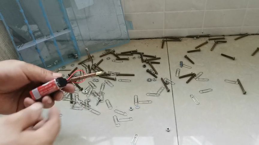 螺丝刀充磁妙用还真大,没磁了只需一节电池轻松搞定它