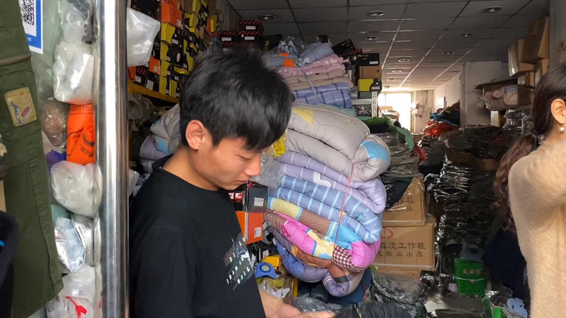 鹏鹏给老公细心挑选劳保用品,希望工作中保护好自己,兄弟情深