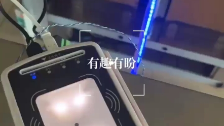 实拍社保卡读卡器读卡联动闸机视频演示,刷社保卡直接开门效果来了。