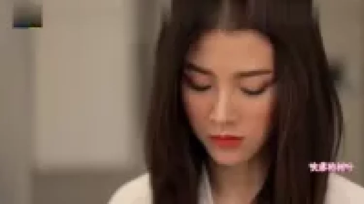 吹落的树叶:美女对自己都这么狠啊,竟用玻璃棒插自己,自残吗?