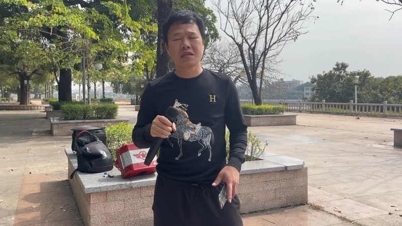 公园里,男子模仿《张学友》唱歌声音太像了