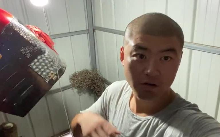 咱们自己动手换柴油发动机柴滤的时候,要先排空气再启动车啊
