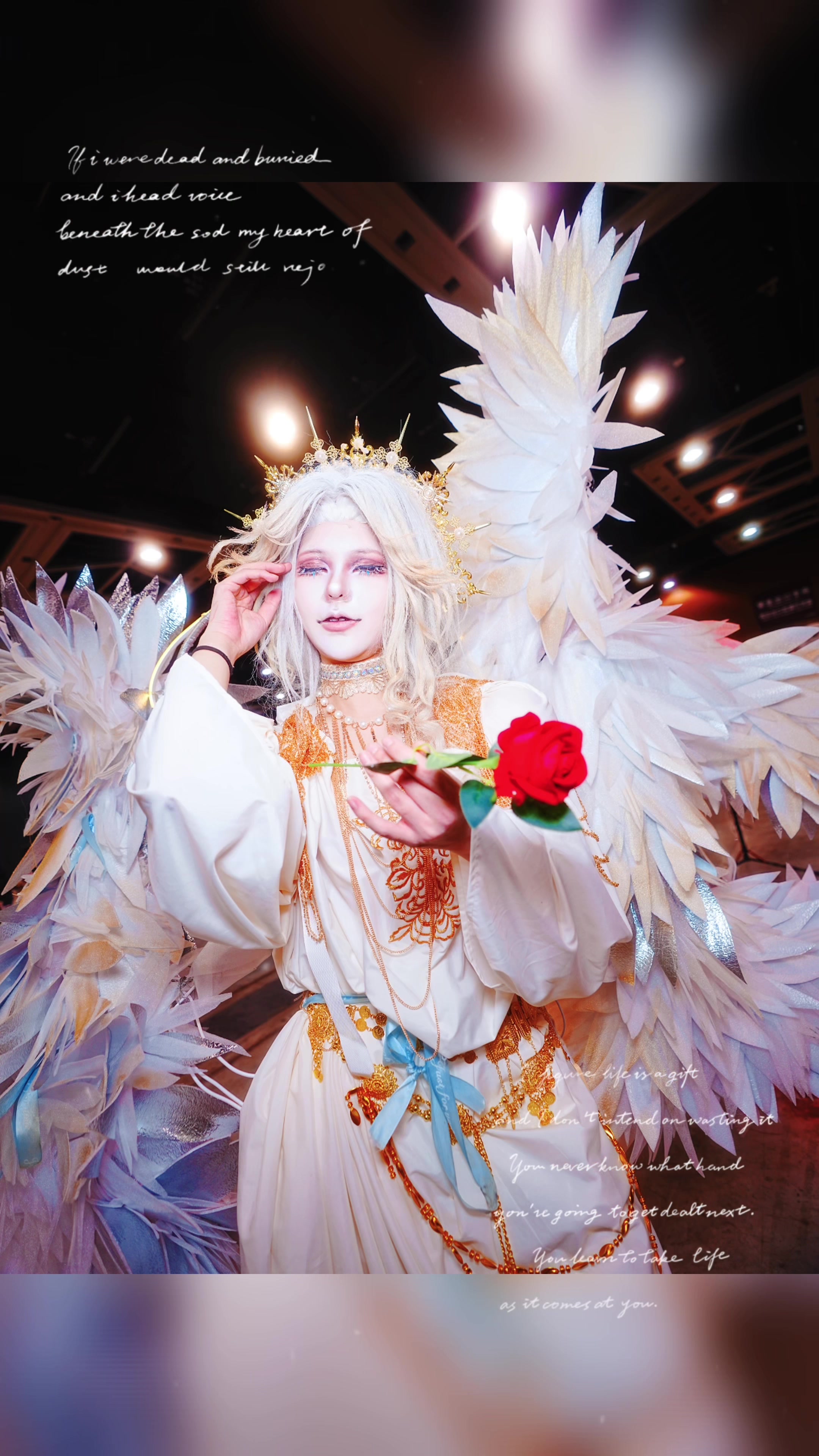 ... 暖金色的光穿过雨幕,把飘落的樱花染成半透明的糖纸,沾湿的花瓣贴...