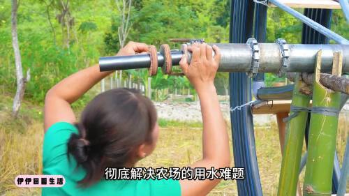 嫂子耗时10天,在河边建造巨大水车,将水流源源不断引入农场