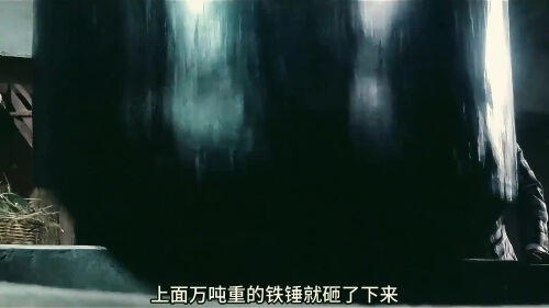 经典电影A计划,男子被扔进捣蒜缸用大锤猛砸