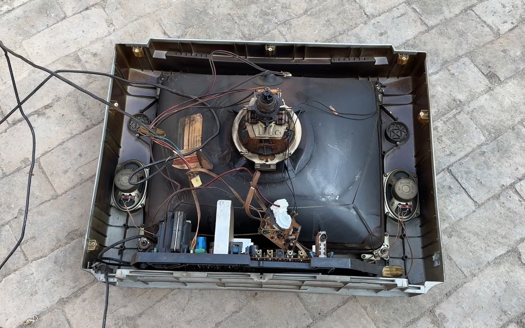 才知道,原来废旧电视整个卖废品不划算,这样一拆才能价值翻倍