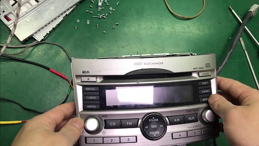 朋友拿来的汽车CD改家用,感觉功率太小要接大音箱,需要改一根线