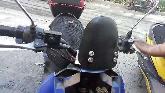 电动车前叉偏斜硬骑了几月,拆卸下一看车主胆真大两头都裂口