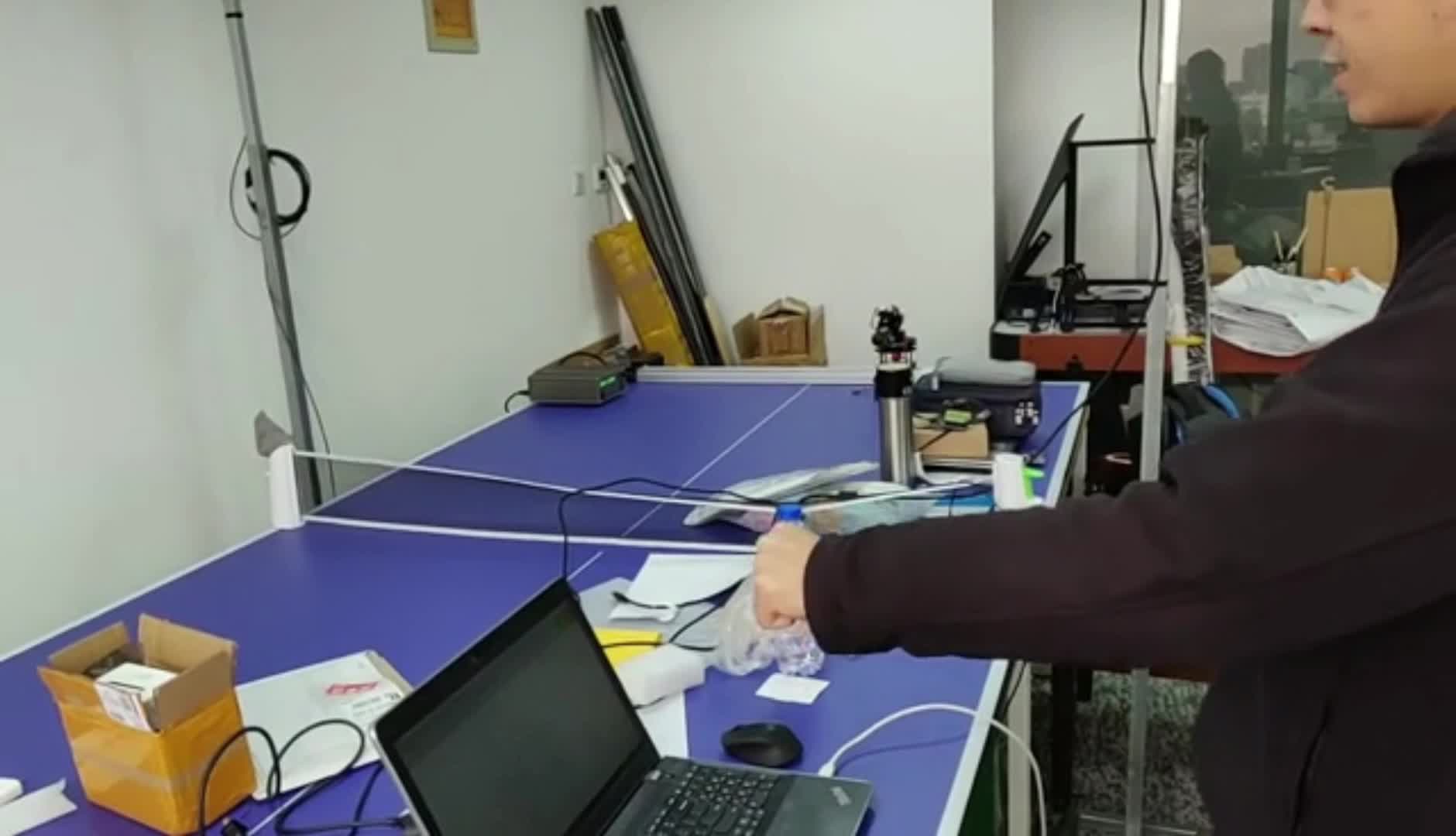 空手隔空实时操作远程高速滑轨,人机交互系统,抱歉桌面有点乱!