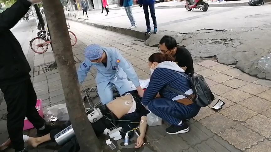为我们的中国医生,加油,点赞,跪地抢救病人。