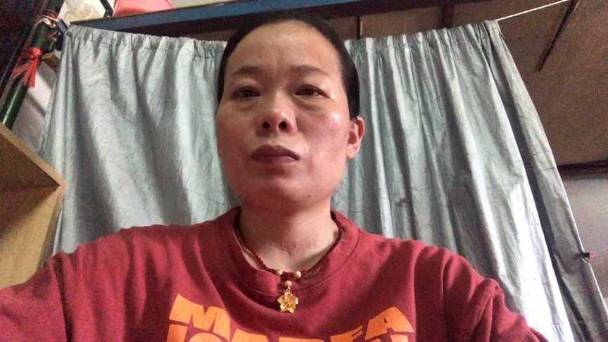 下班了,碰到酒店的客人不会开门。十几年的老店房门卡也是老式的